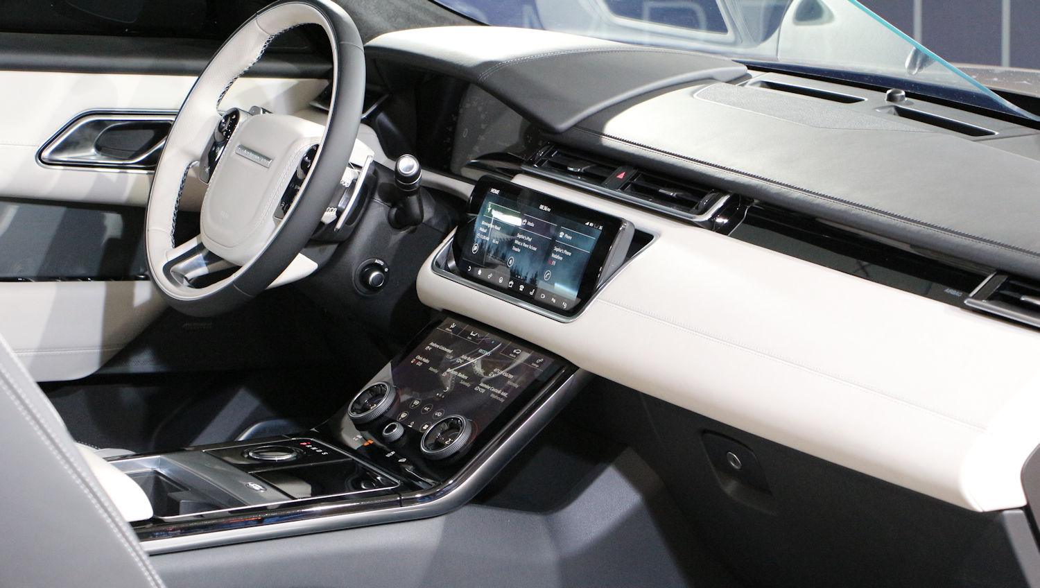 Intérieur Range Rover Velar 2017 : (habitabilité, finition, confort ...