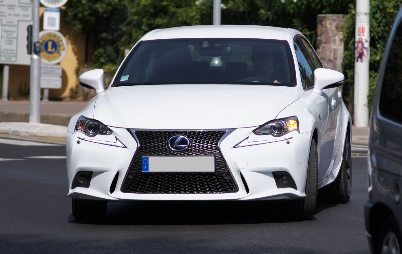 Avis Lexus IS 300h Hybride 223 ch Pack 2014-100 000km parcourus 2013