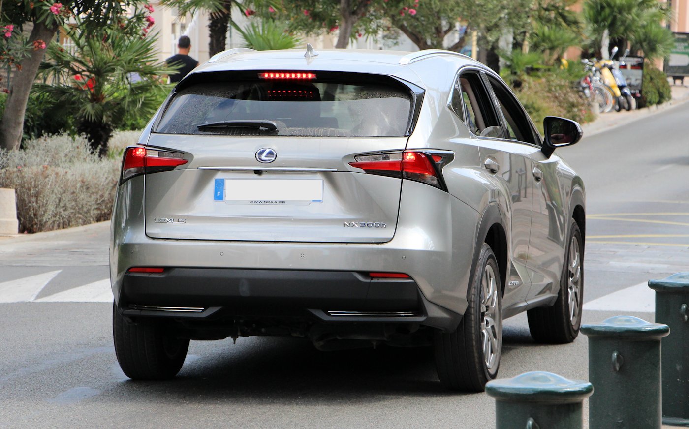 Lexus NX 300h Hybride 197 ch : L'essai et les 43 avis.