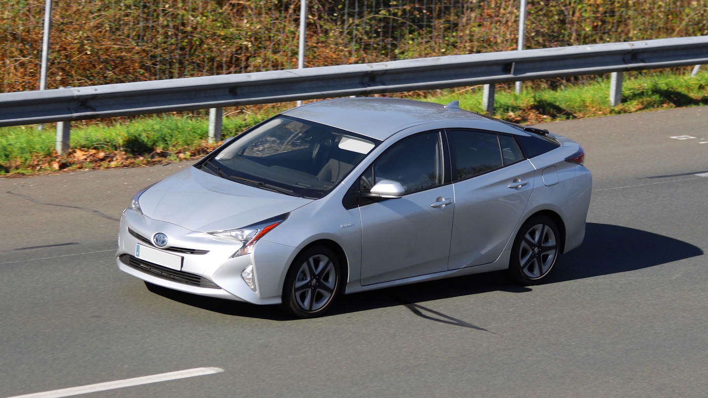 Fiche technique toyota Prius 4 2016 Toutes les spécifications ...