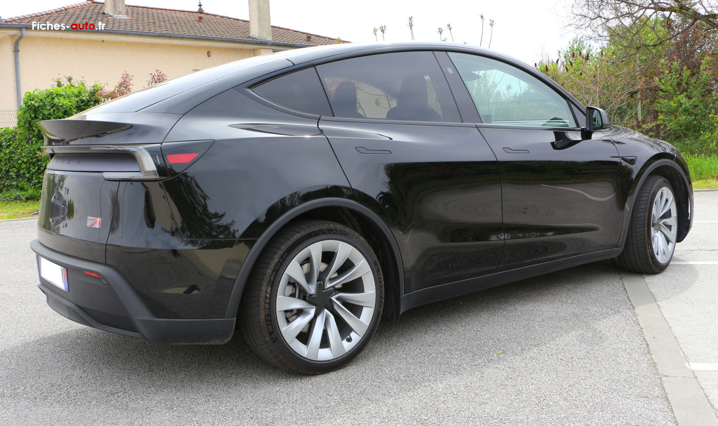 Le Tesla Model Y de 2025 à l'essai ainsi que les 2 avis